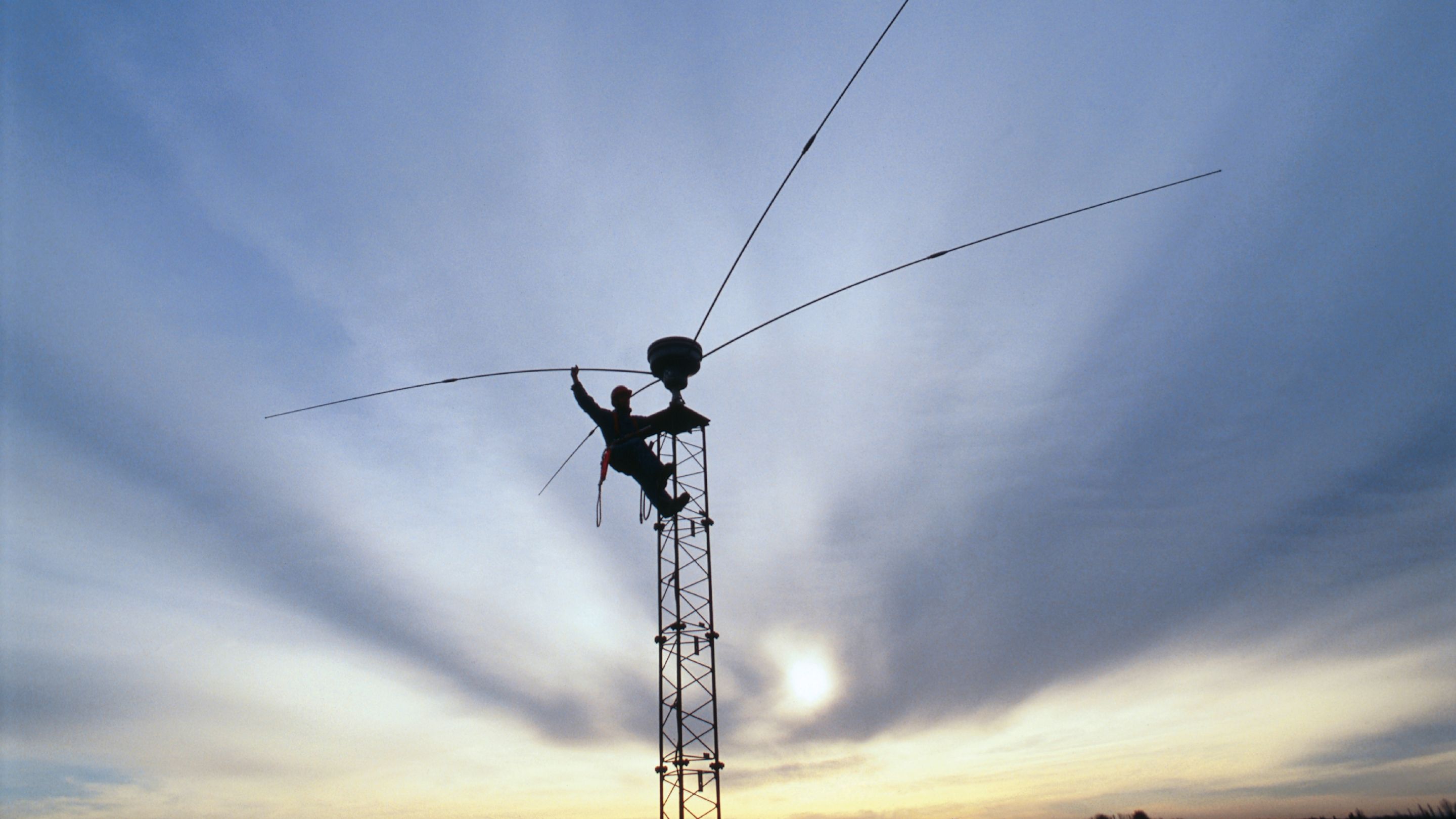 Tactical HF communications - Rohde & Schwarz China